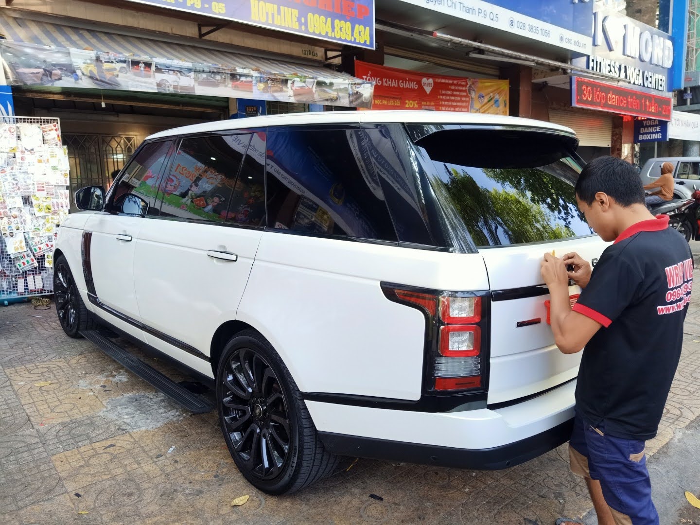Range Rover Autobiography wrap full trắng ánh kim chuyển nhũ sang trọng ...